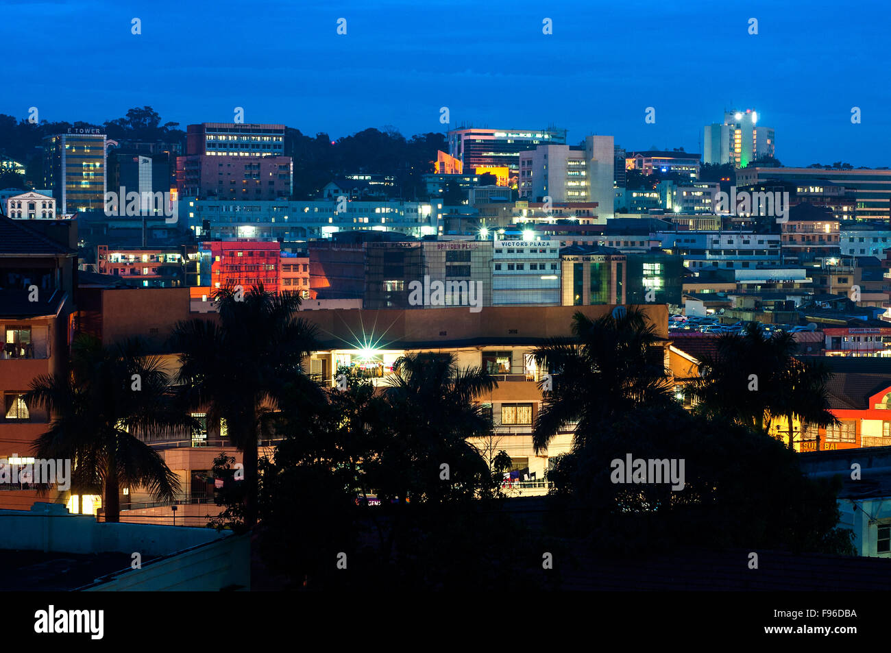 Kampala CDB à nuit à l'est de Kampala Hill, CBD, Kampala, Ouganda Photo ...