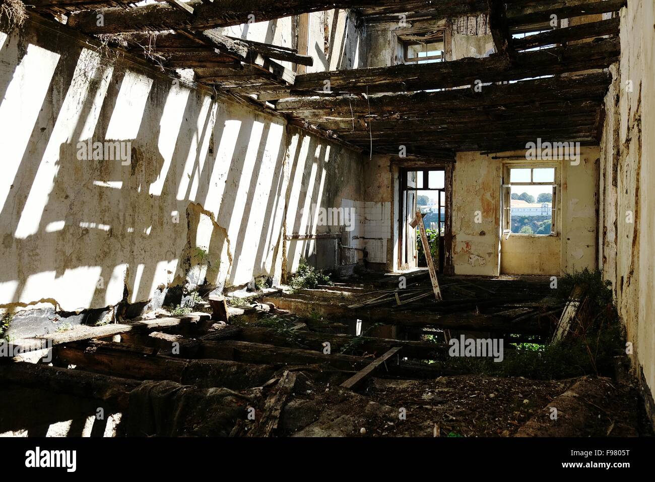 Broken house Banque de photographies et d’images à haute résolution - Alamy