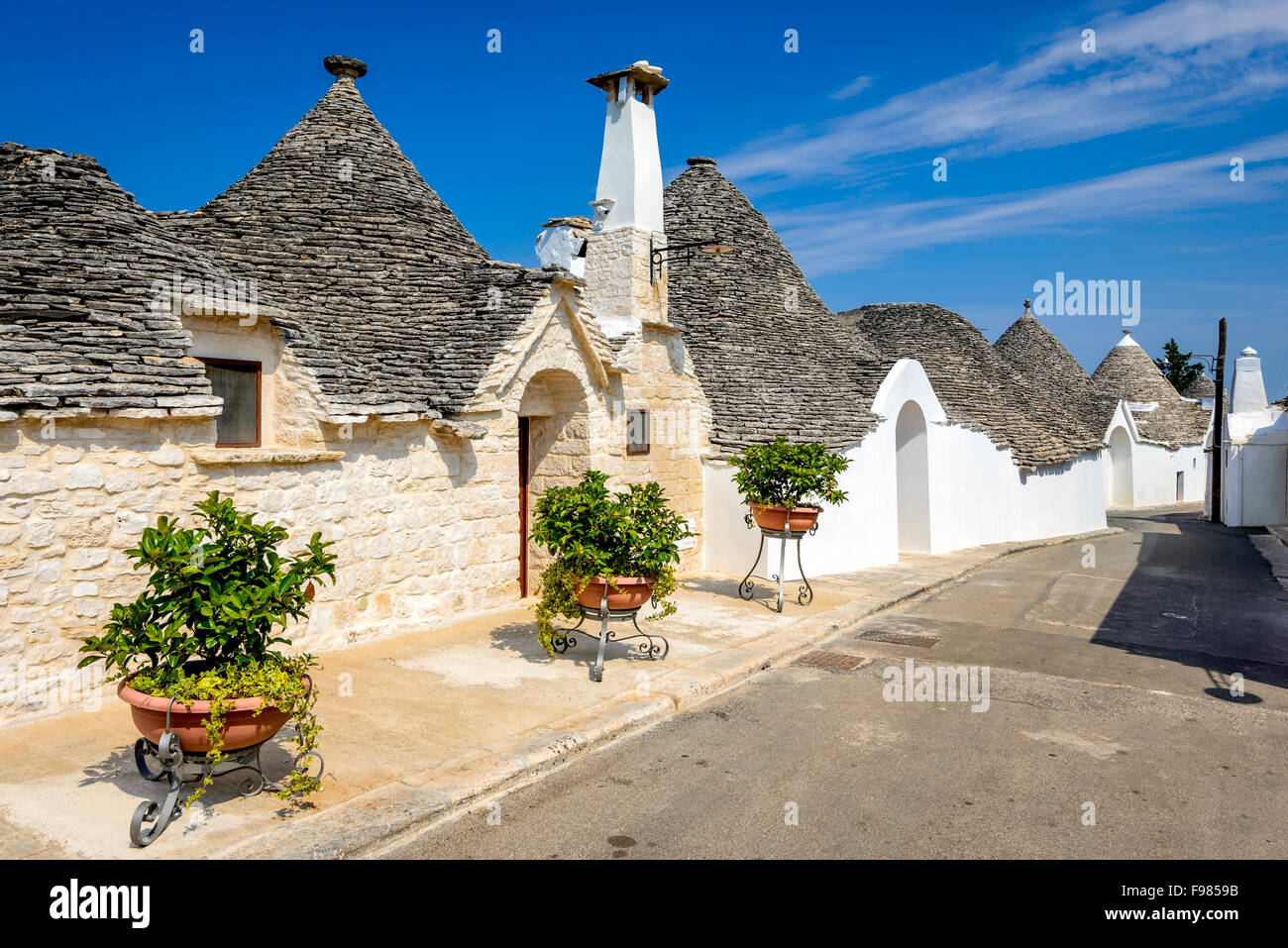 Alberobello, Italie, Pouilles. Des bâtisses maisons avec toits coniques ...