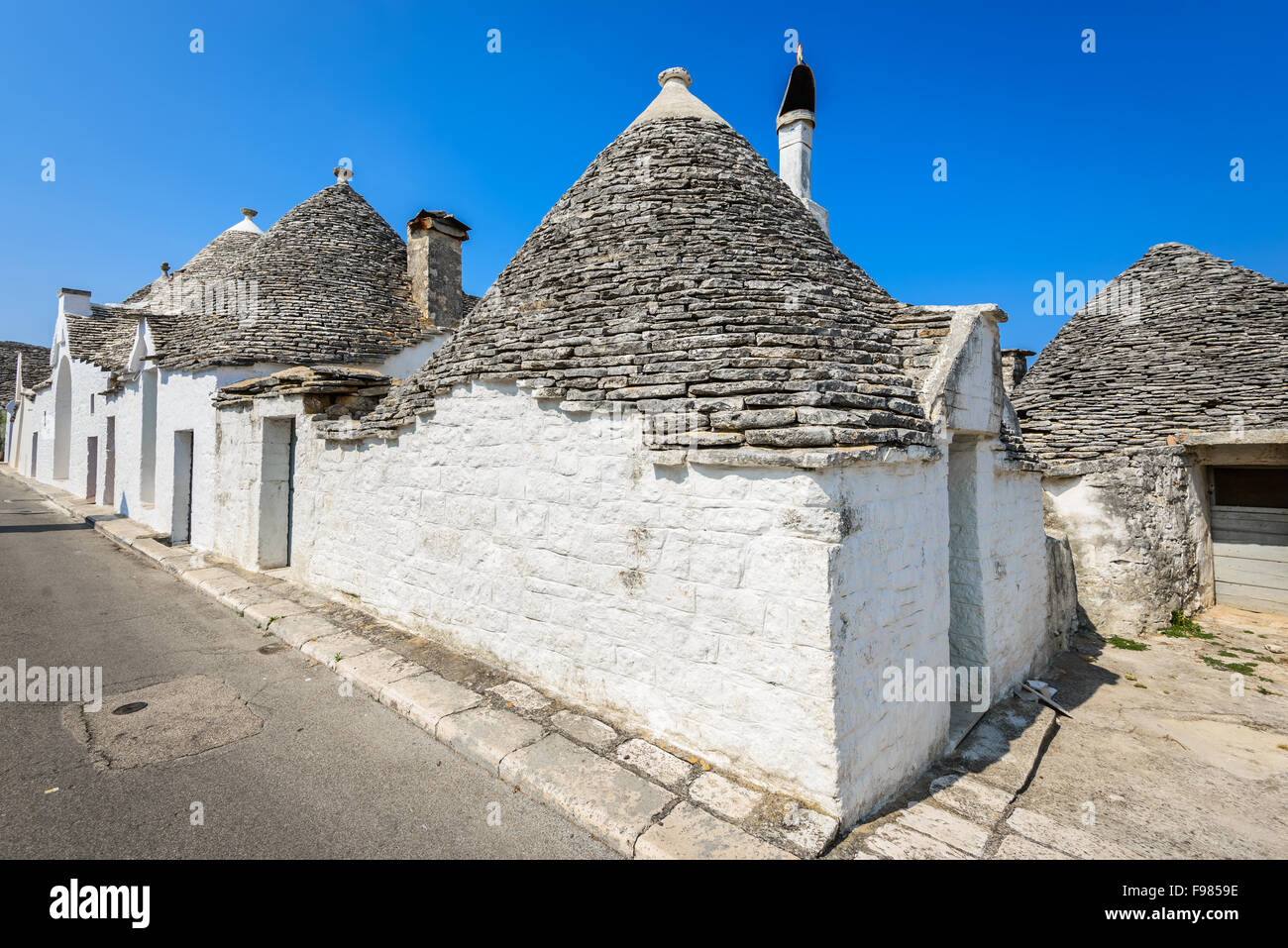 Alberobello, Italie, Pouilles. Des bâtisses maisons avec toits coniques ...