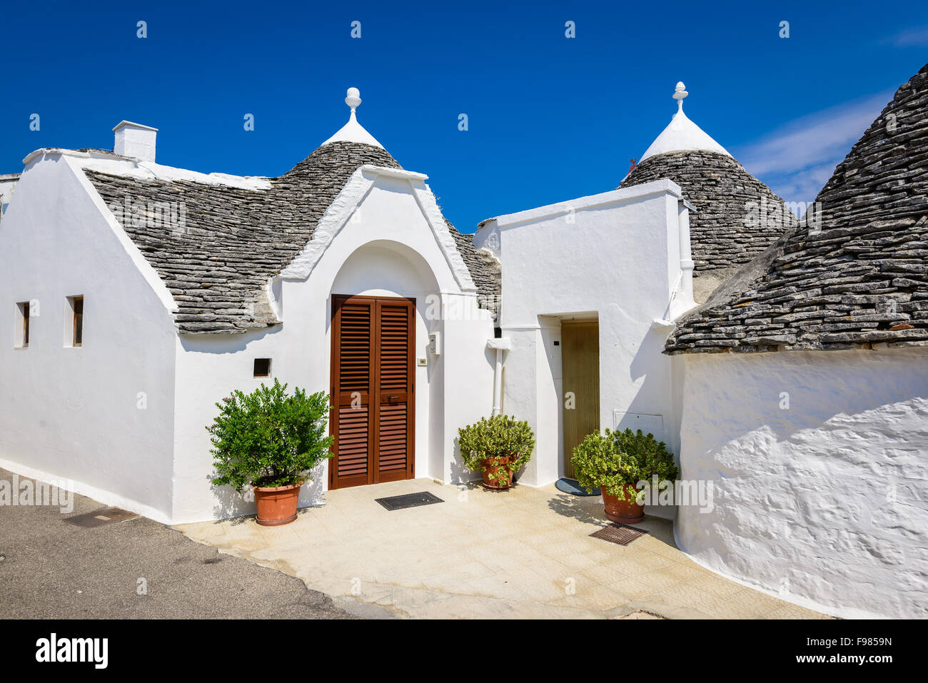 Alberobello, Italie, Pouilles. Des bâtisses maisons avec toits coniques ...