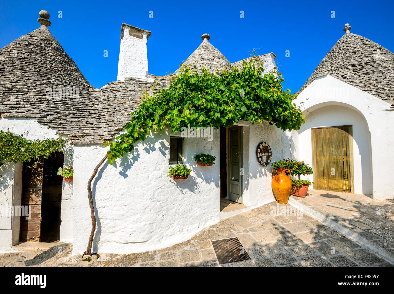 Alberobello, Italie, Pouilles. Des bâtisses maisons avec toits coniques ...