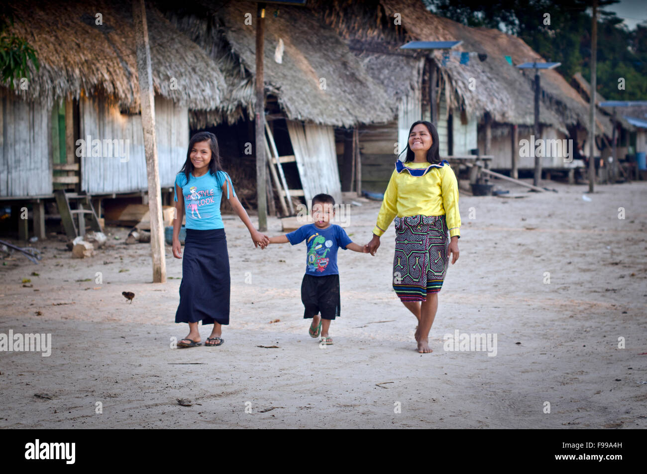 Balades en famille, Charashmana tribu Shipibo, village isolé sur un ...