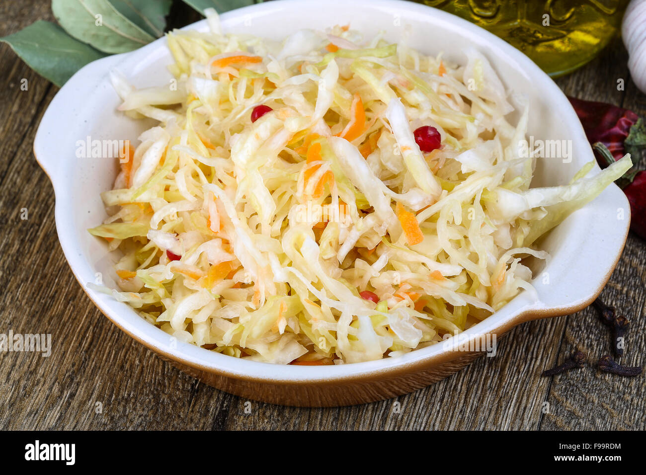 Le chou fermenté - la choucroute avec des herbes et des épices sur le ...