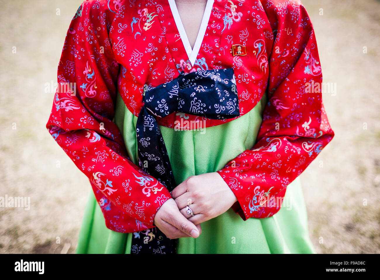 Femme porte une robe traditionnelle coréenne avec une épinglette de Kim ...