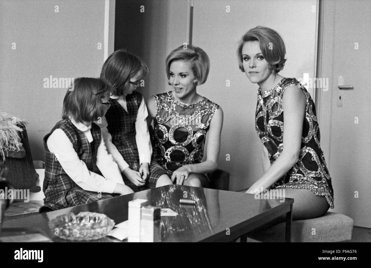 Alice Zwillinge und Ellen Kessler mit den Handl Zwillingen, Deutschland ...
