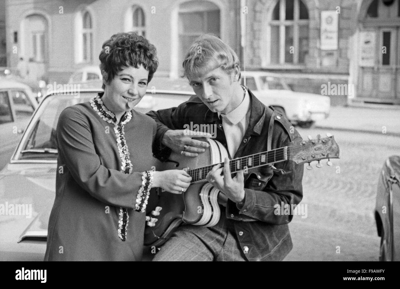 Sängerin Rita Haselsteiner mit Sänger Jay Walker, Deutschland 1960 er ...