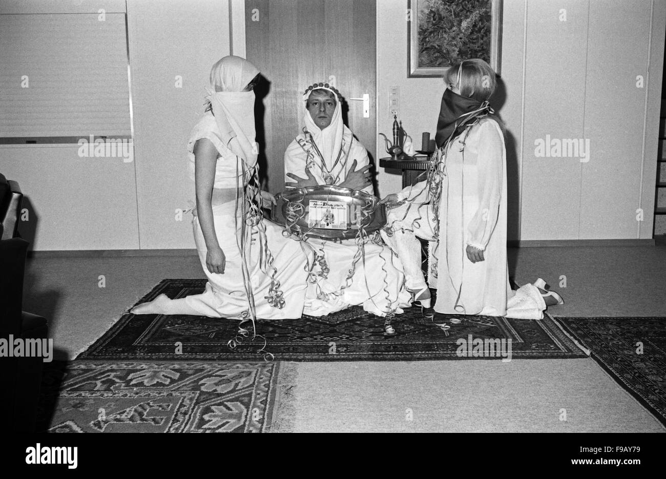 Der Sänger Jay Walker als Scheich mit seinen Gespielinnen, Deutschland ...