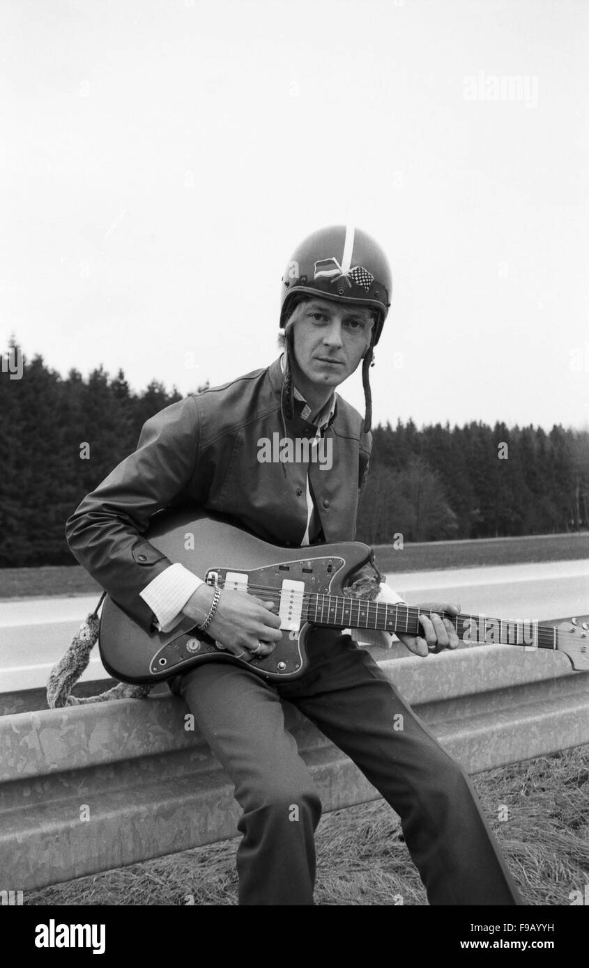 Der Sänger Jay Walker auf einer Straße, Deutschland 1960 er Jahre ...