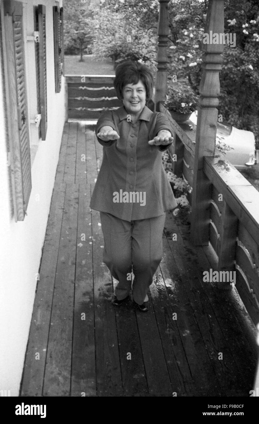 Deutsche Schauspielerin Ursula Reit bei der Fitness, Deutschland 1960 ...