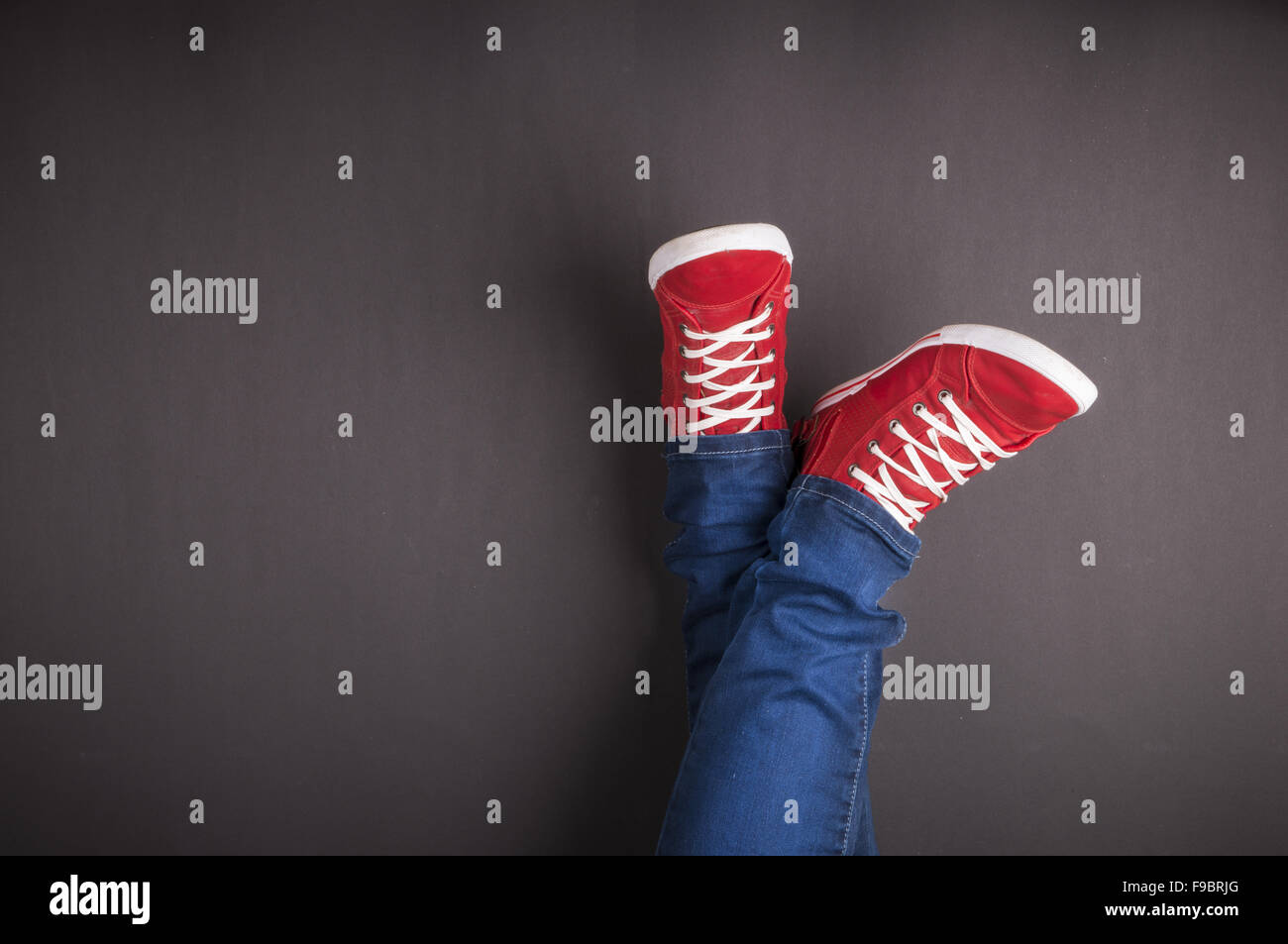 - Concept pieds chaussures rouges sur fond noir avec le texte ou le ...