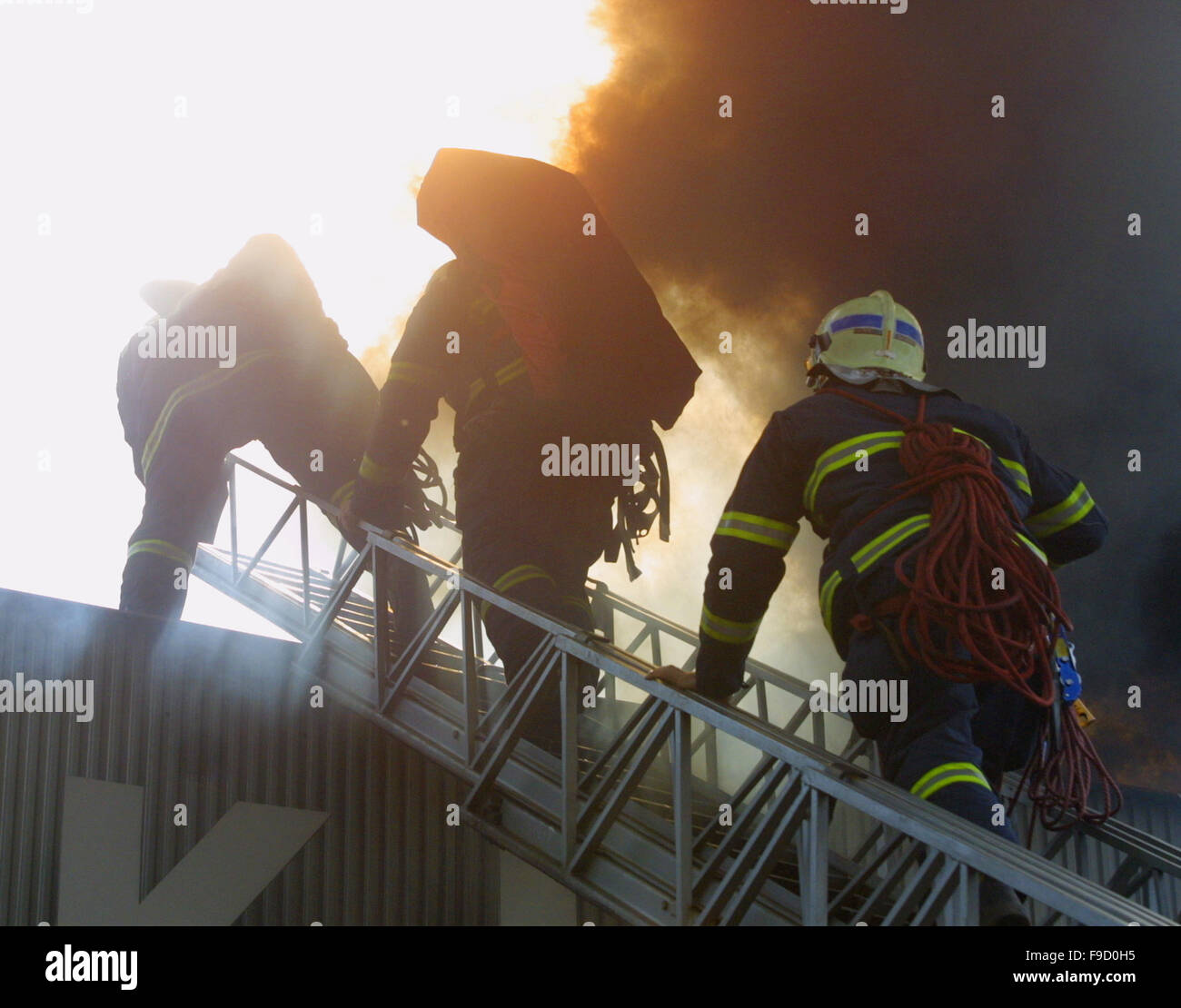 Fireman Climbing Ladder Banque d'image et photos - Alamy