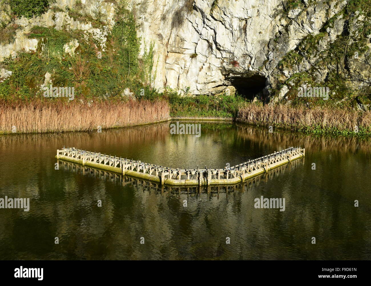 Un beau petit plan d'eau dans la petite ville de Durbuy en Belgique ...