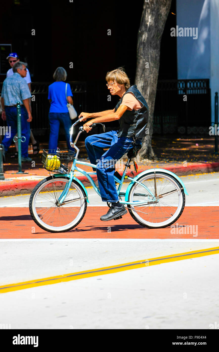 Man riding a blue beach cruiser location au centre-ville de Santa ...