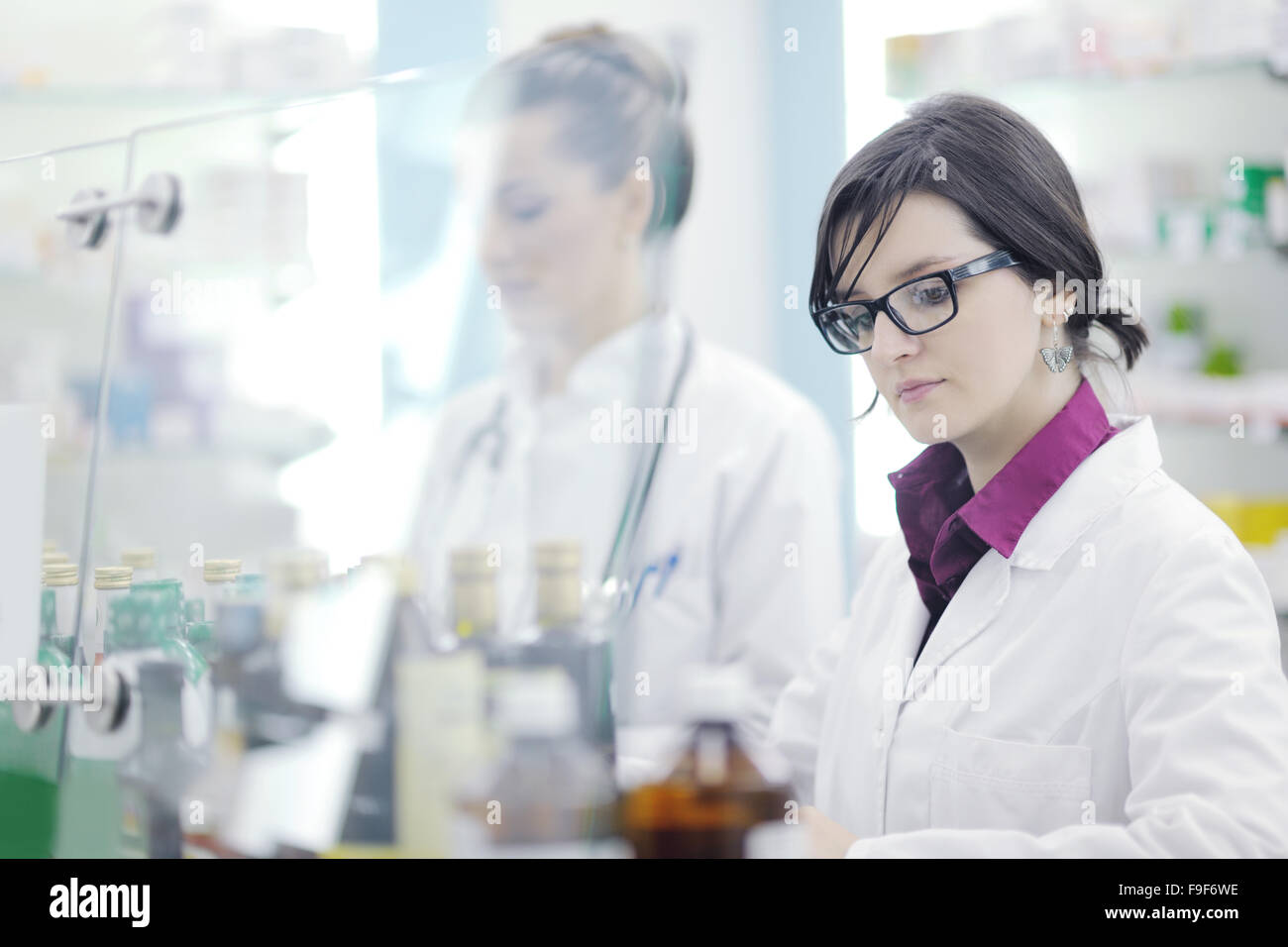 Équipe de pharmacien chimiste groupe femme debout dans pharmacy ...