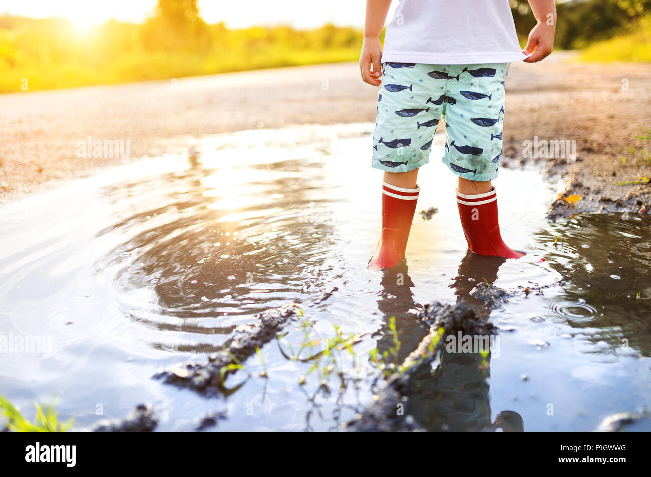 Jouer dans une flaque d'eau Banque d'image et photos - Alamy