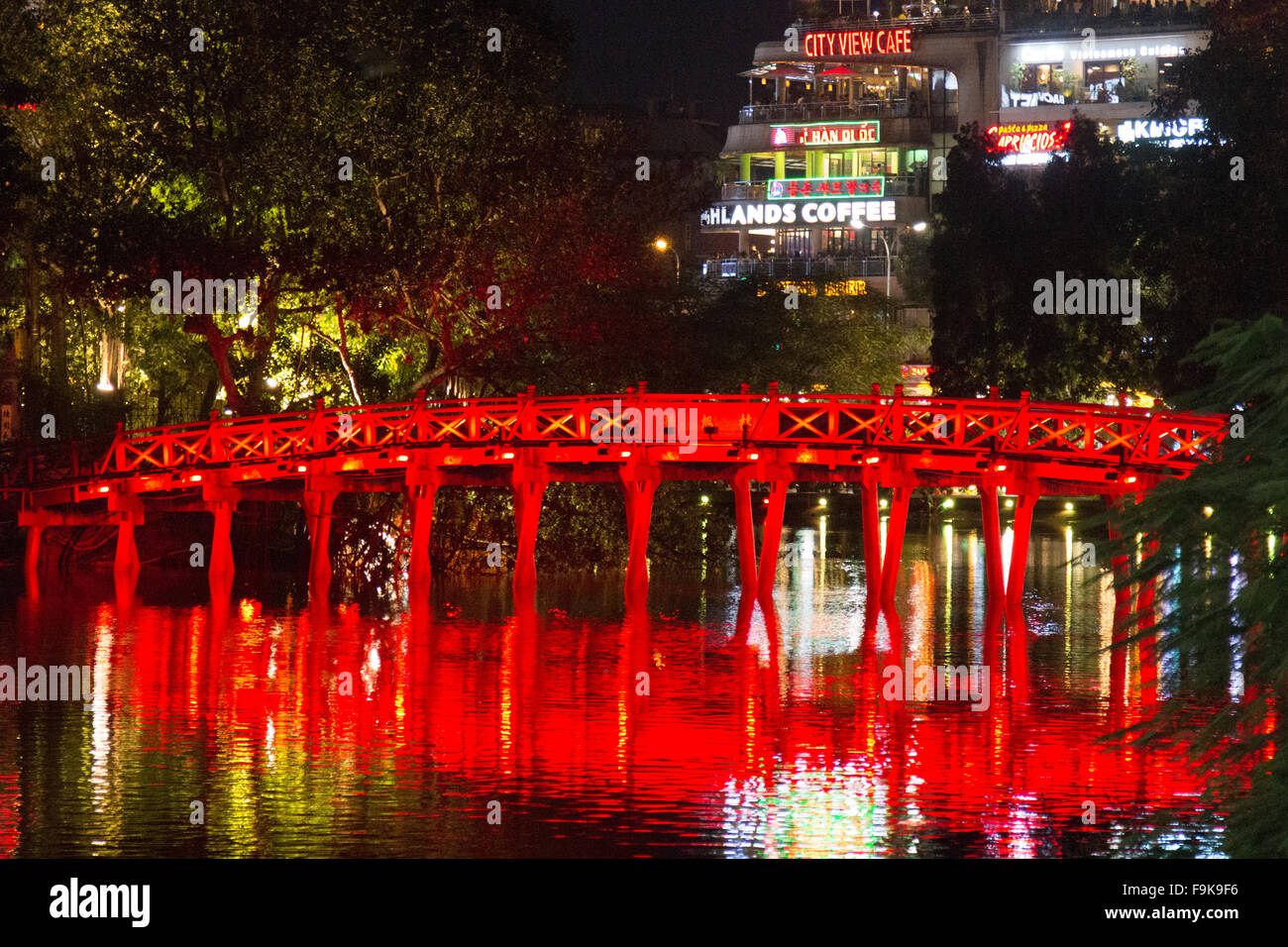 Pont rouge Banque de photographies et d’images à haute résolution - Alamy