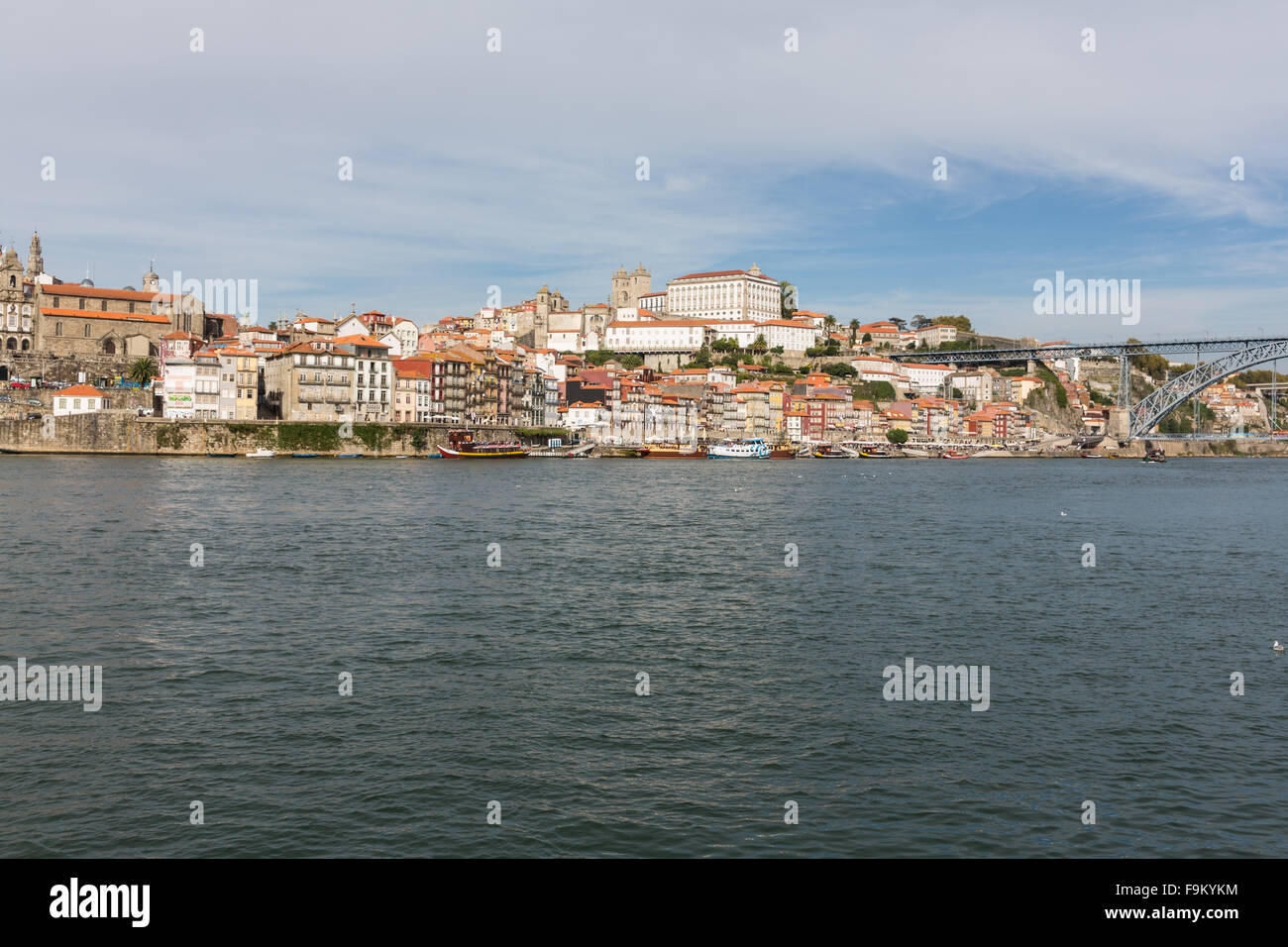 Vue de la ville de Porto à la rivière (quartier Ribeira) et du vin ...