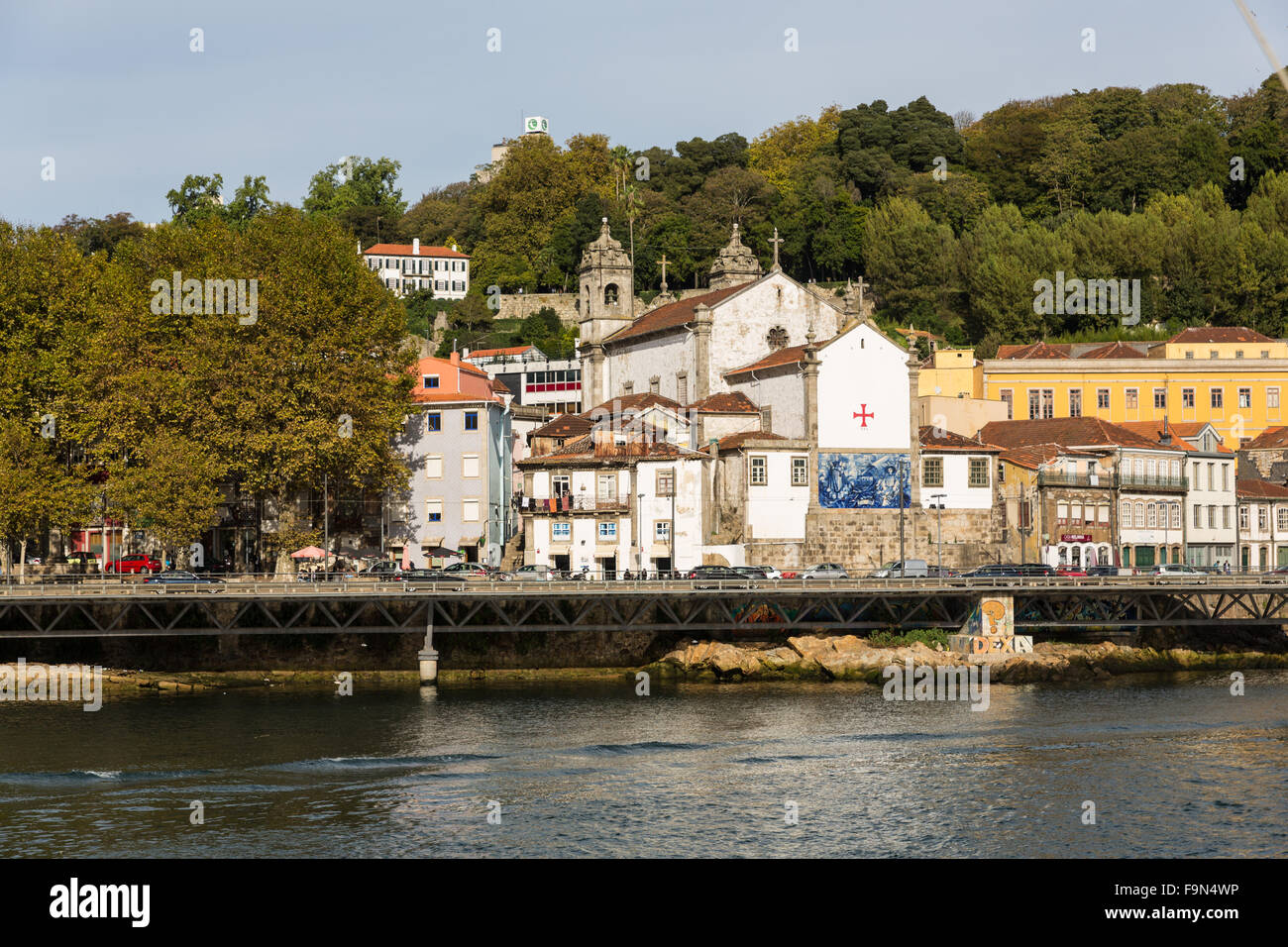 Vue de la ville de Porto à la rivière (quartier Ribeira) et du vin ...