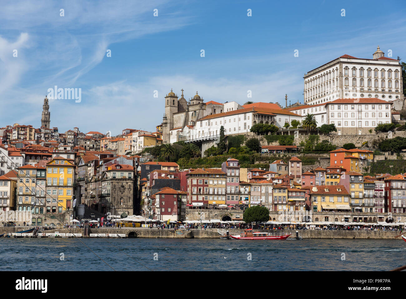 Vue de la ville de Porto à la rivière (quartier Ribeira) et du vin ...