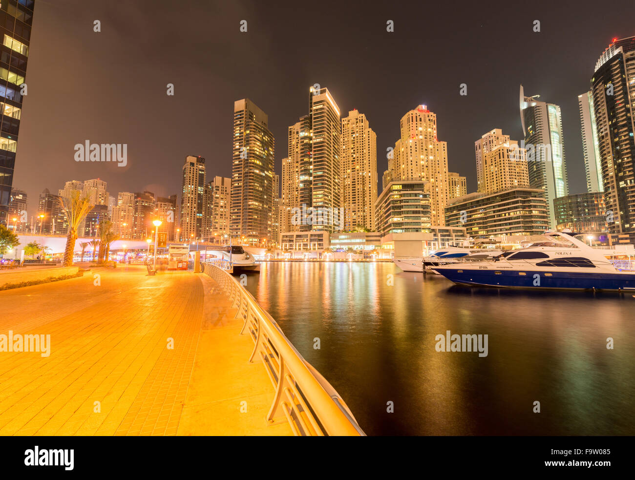 Dubaï - 9 août 2014 : Dubai Marina district le 9 août à l'eau. Dubaï ...