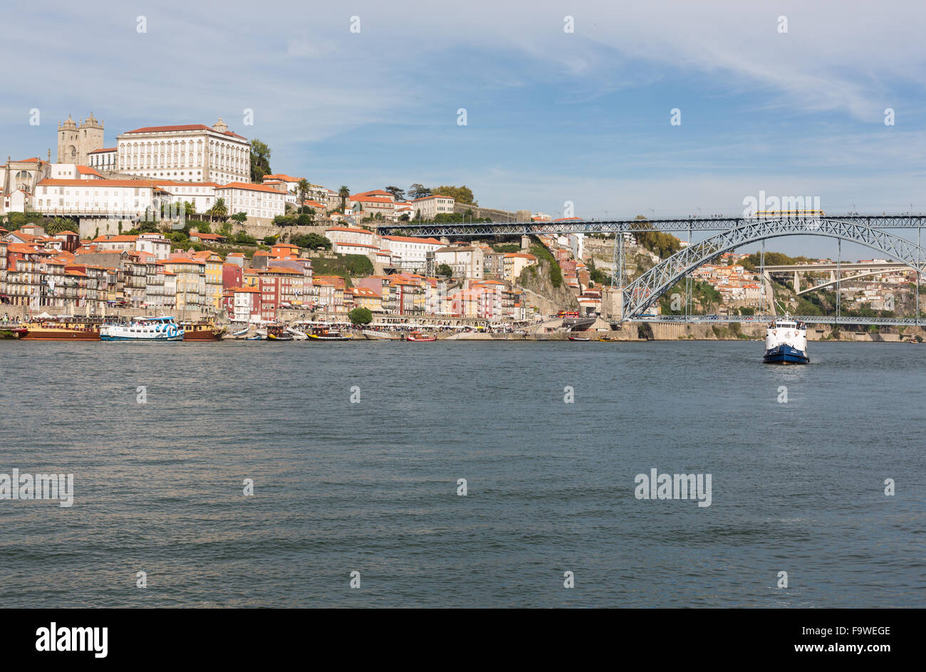 Vue de la ville de Porto à la rivière (quartier Ribeira) et du vin ...