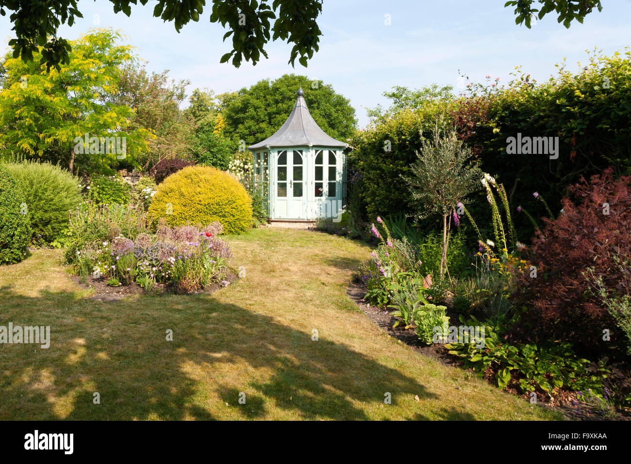Abri de jardin en bois peint Banque de photographies et d’images à ...