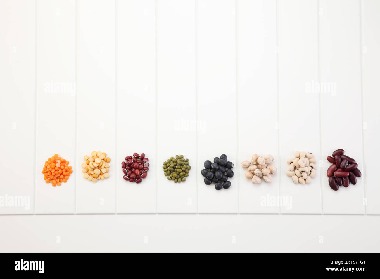 Différents types de haricots sur le fond blanc Photo Stock - Alamy