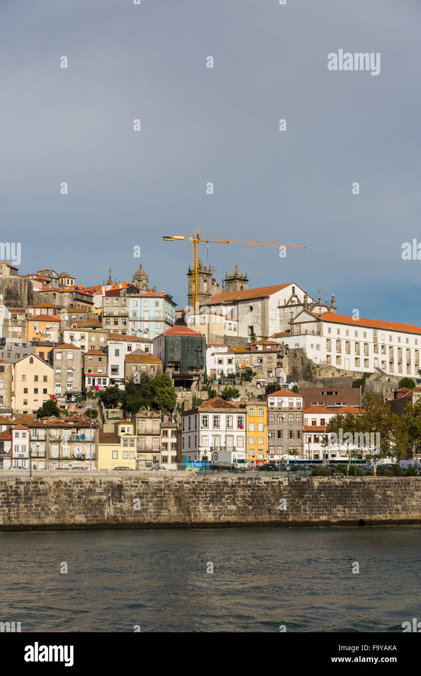 Vue de la ville de Porto à la rivière (quartier Ribeira) et du vin ...