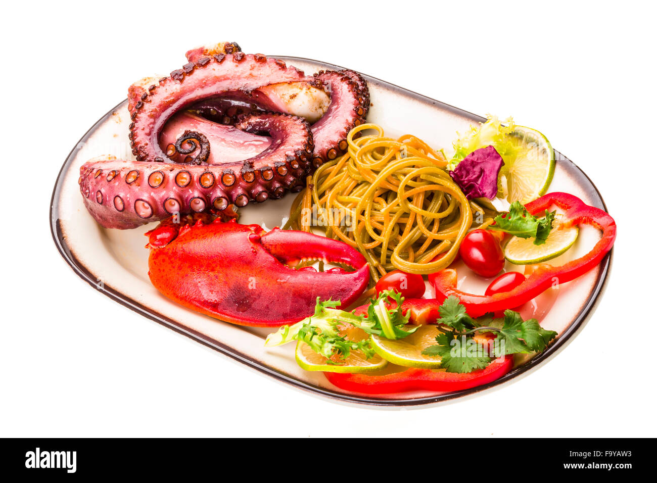 Pâtes aux fruits de mer avec octopus et jambe de homard Photo Stock - Alamy