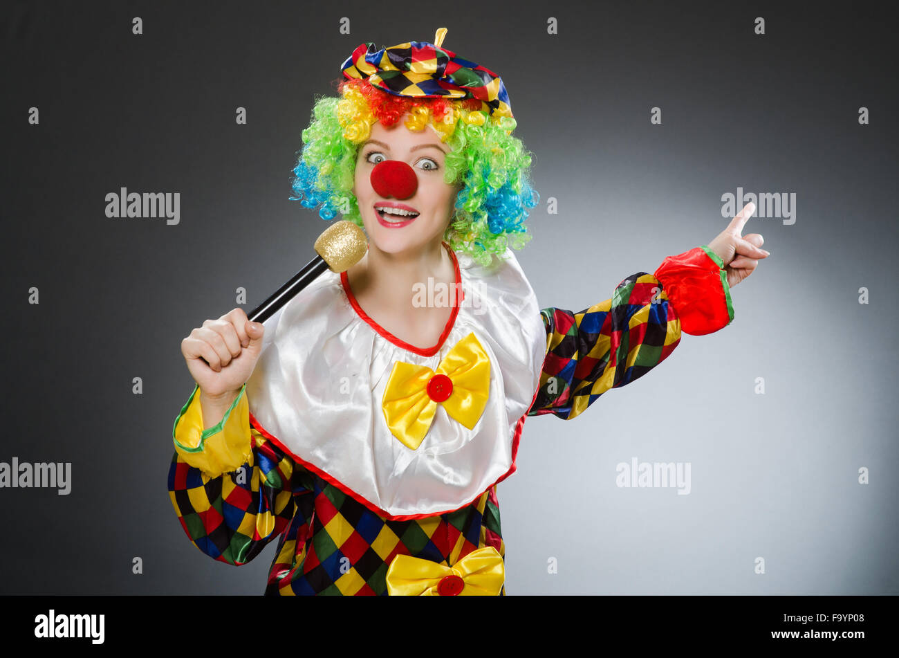 Clown avec micro dans drôle notion Photo Stock - Alamy