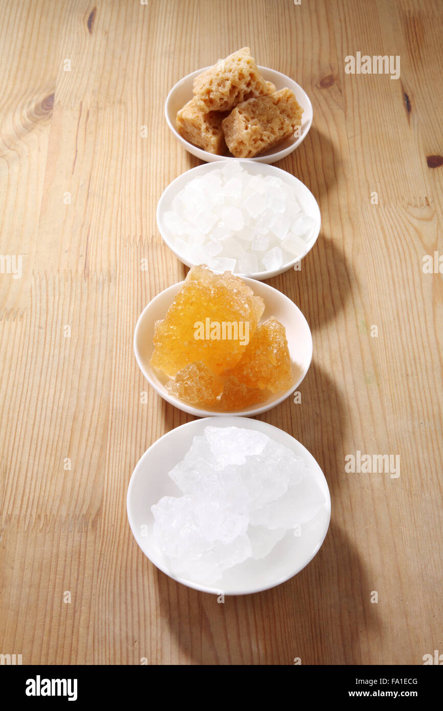 Types de sucre dans des bols blancs Banque de photographies et d’images ...