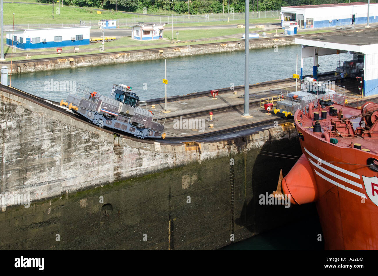 Locomotive électrique, Mule, et navire à écluses de Gatun, Canal de ...