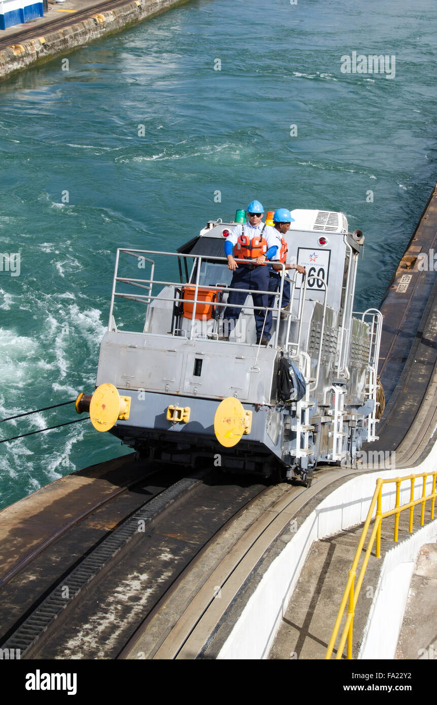 Locomotive électrique, Mule, à l'ecluse de Gatún, Canal de Panama ...
