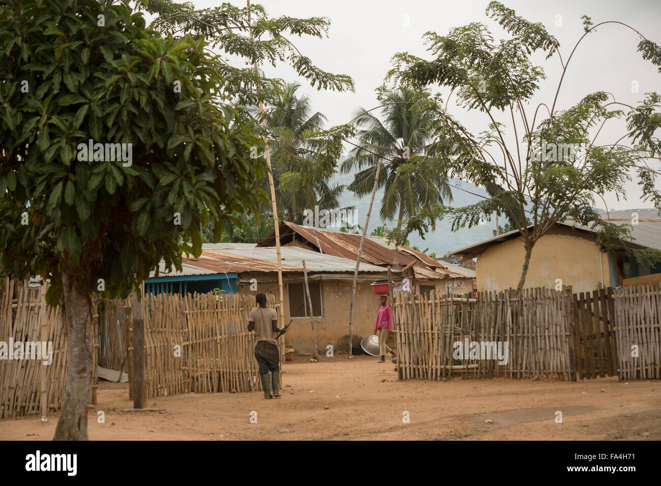 Villagers villages west africa Banque de photographies et d’images à ...