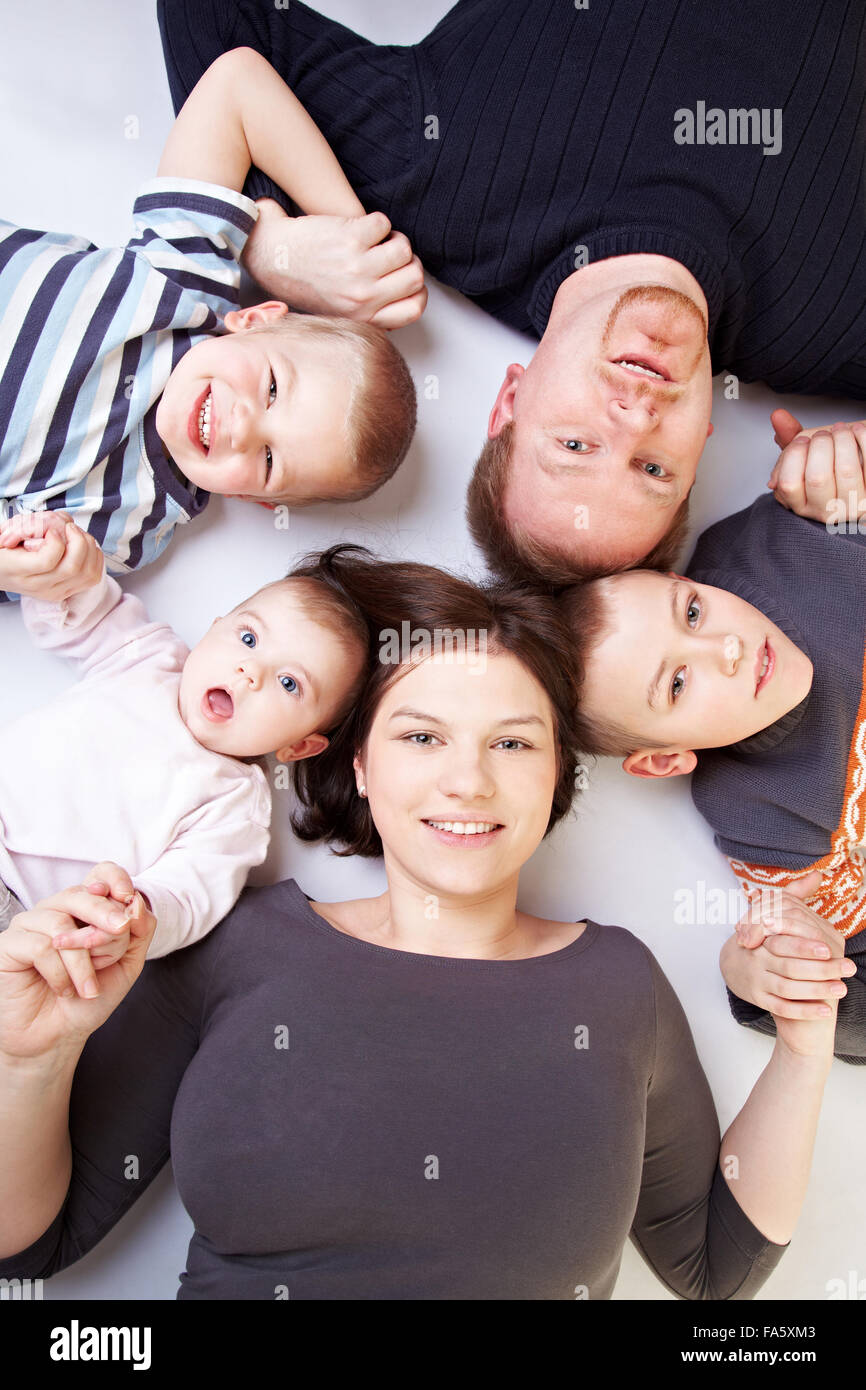 Famille heureuse avec son père et sa mère et ses trois enfants y ...