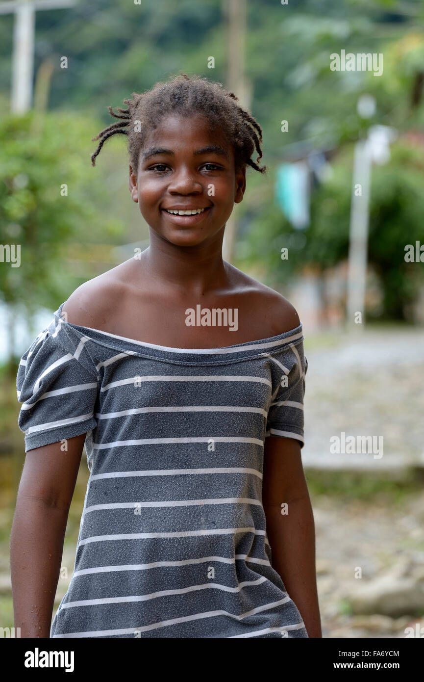Smiling girl, portrait, afro-colombienne village de El Salto sur la ...