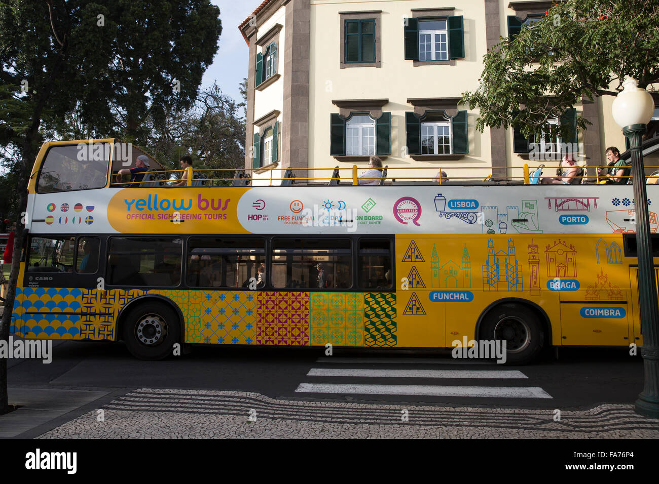 Yellow bus à toit ouvert à Funchal Madeira Photo Stock - Alamy
