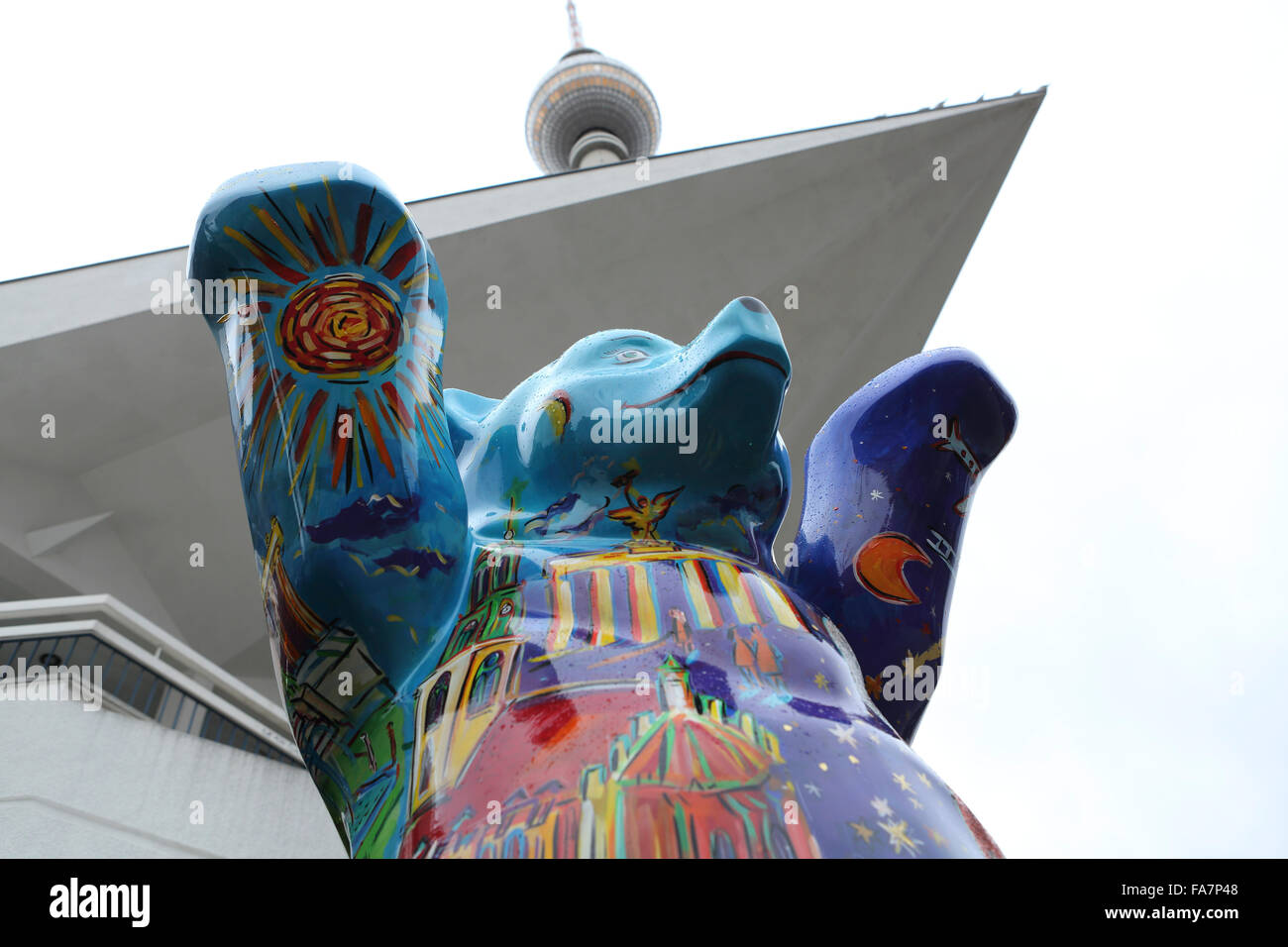 Un ours peint figure sous la tour de télévision de Berlin, Allemagne. L ...