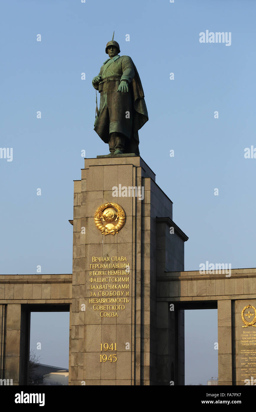 Le monument commémoratif de guerre soviétique au Tiergarten à Berlin ...