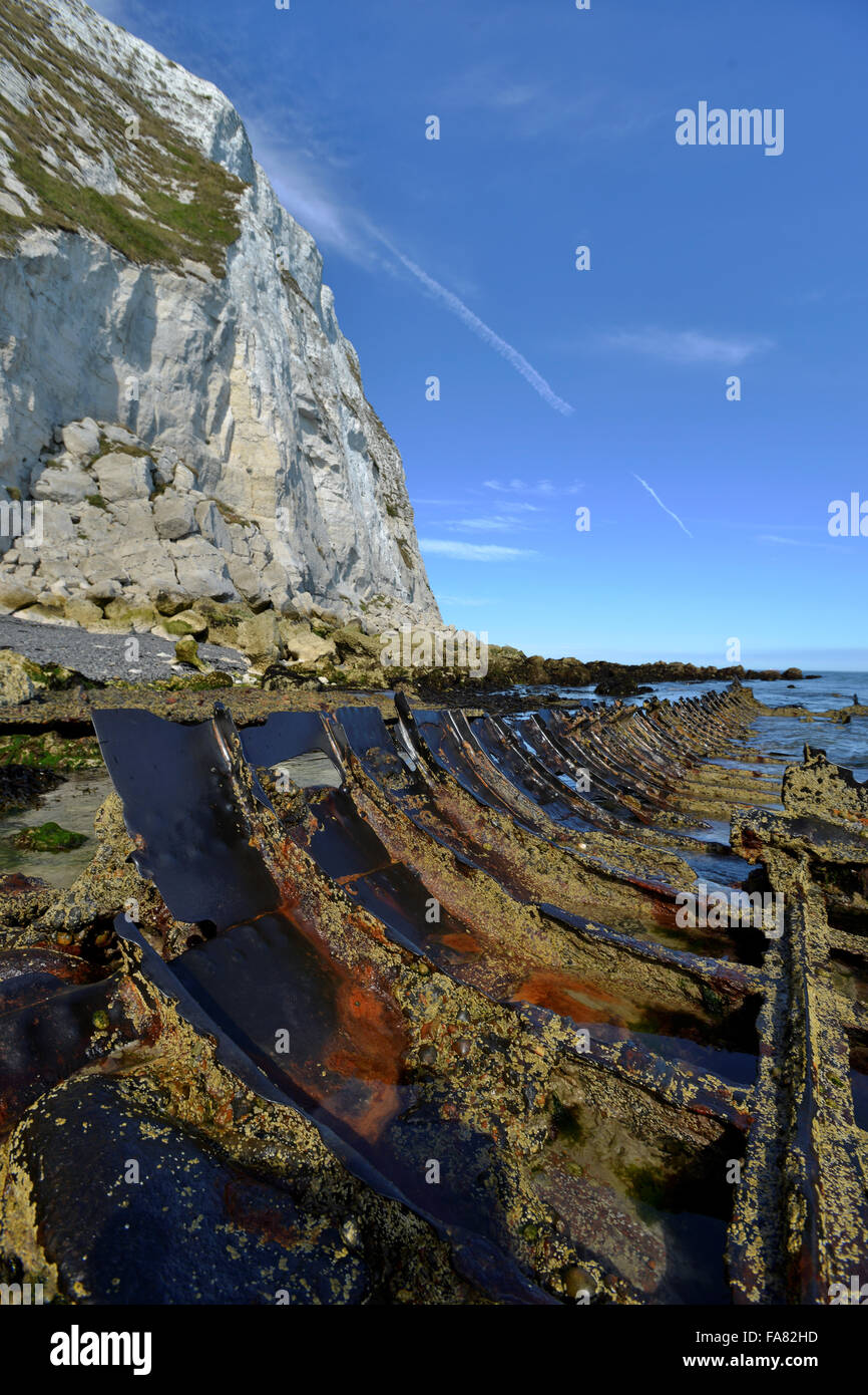 L'épave du HMS Falcon en Langdon Bay, au pied de la falaises blanches ...