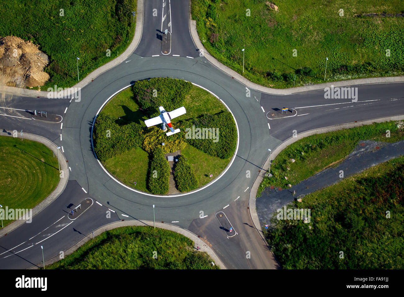 Rond-point, rond-point, la sculpture sous la forme d'un petit avion ...