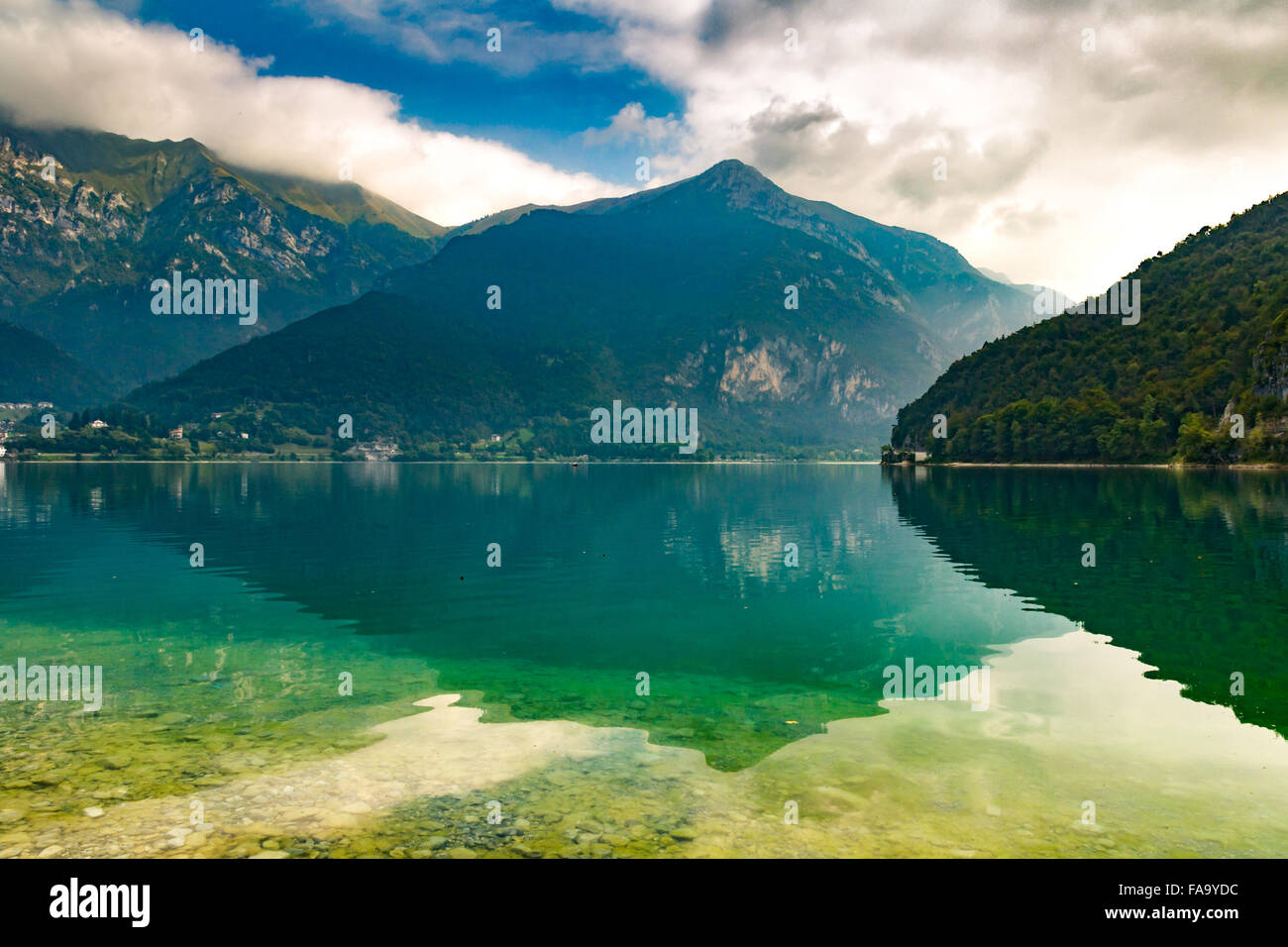 Lac blue Banque de photographies et d’images à haute résolution - Alamy