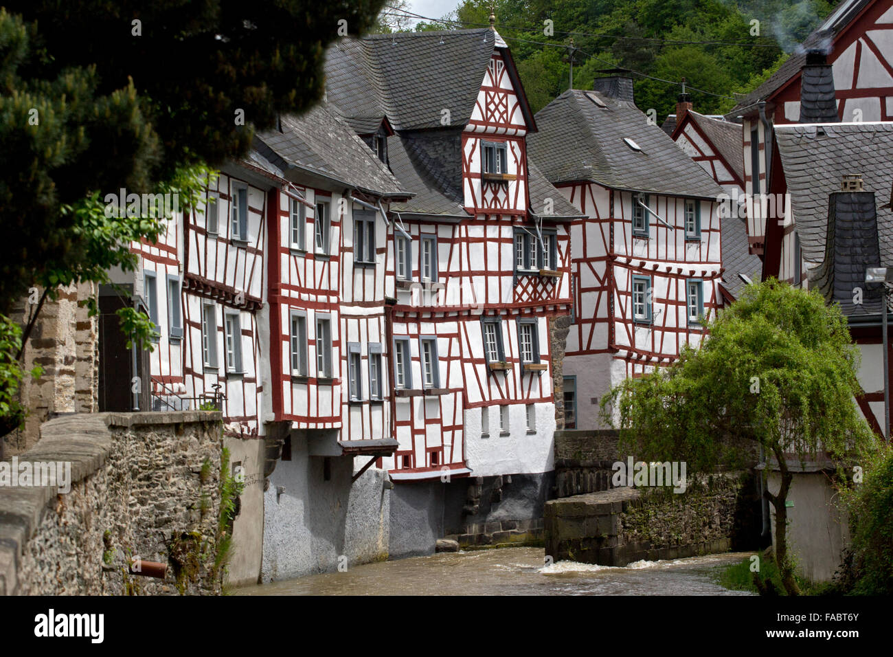 Village de Monreal, dans l'Eifel, des montagnes, de l'Est de l'Eifel ...