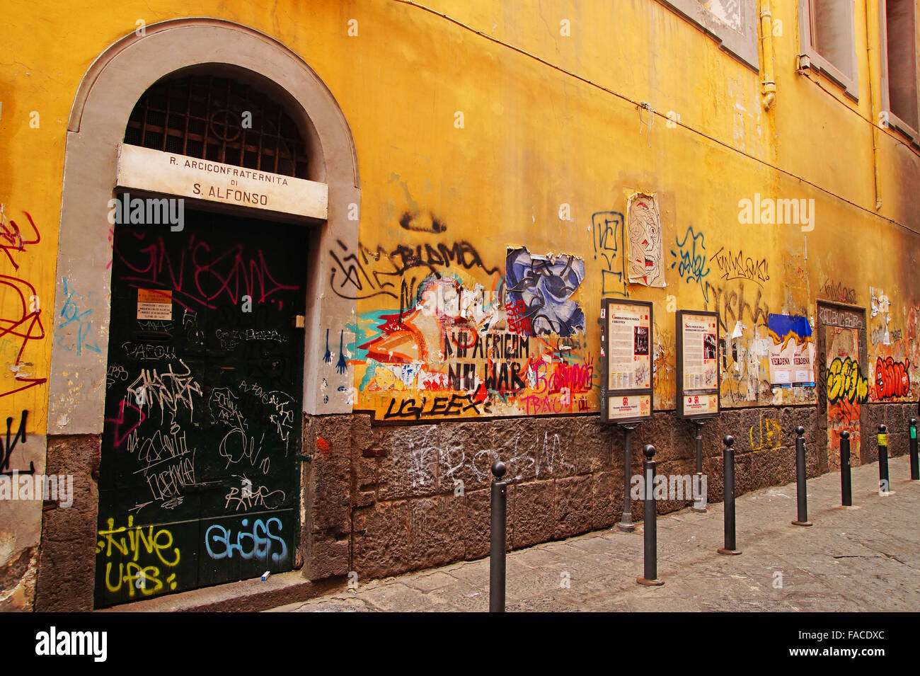 Street art graffiti in naples Banque de photographies et d’images à ...