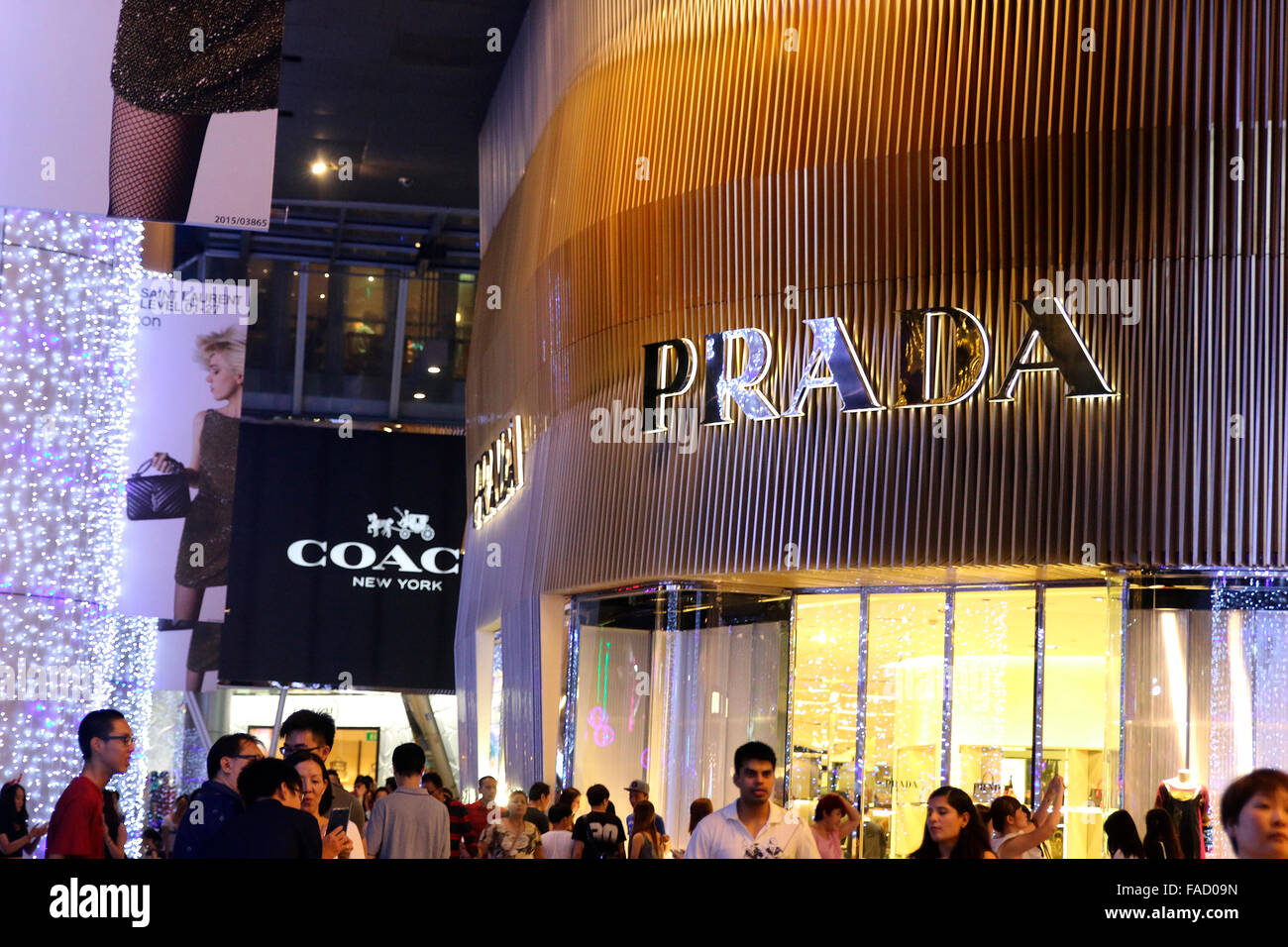 Prada label Banque de photographies et d’images à haute résolution - Alamy