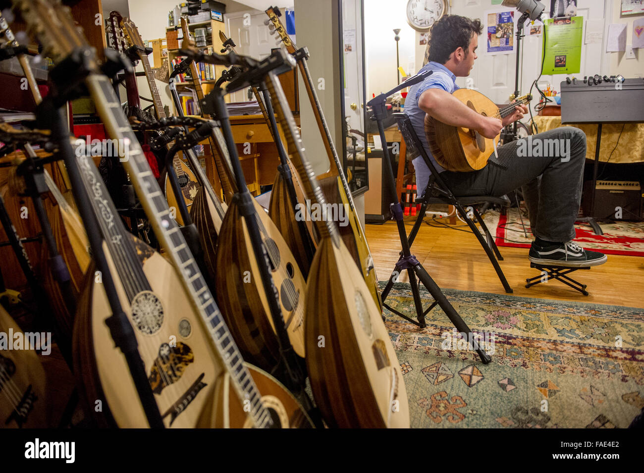 Luth à cordes Banque de photographies et d’images à haute résolution ...