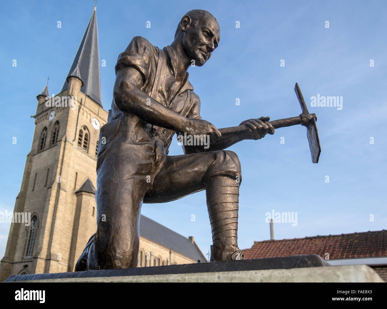 La sculpture représentant un mineur de la Seconde Guerre mondiale, de l ...