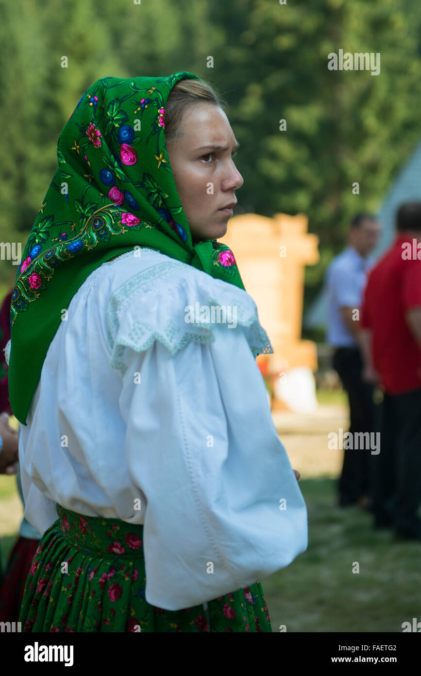 Romanian woman traditional costume Banque de photographies et d’images ...