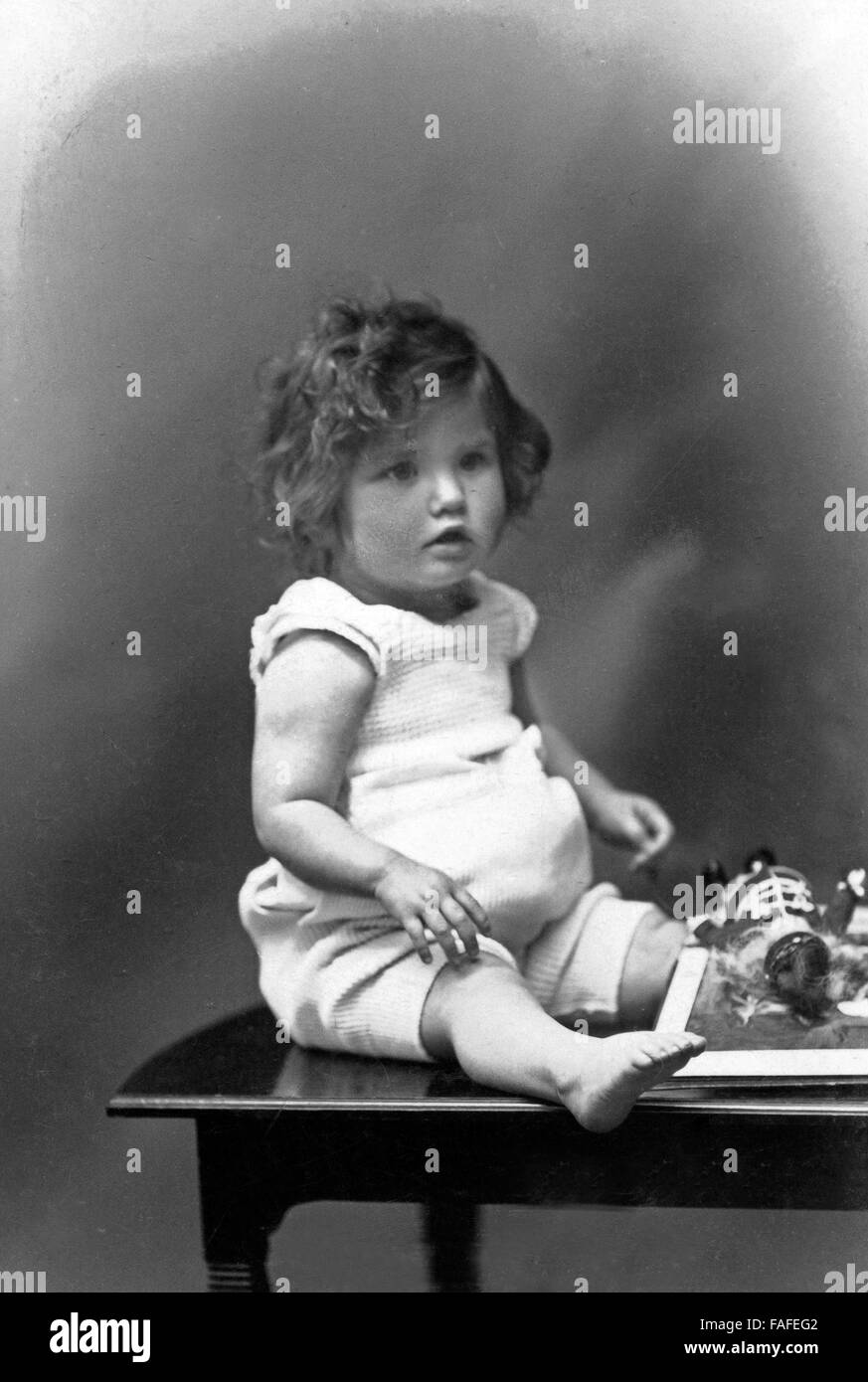 Porträt eines Kleinkinds haus Eisenwaren, Deutschland 1900er Jahre ...